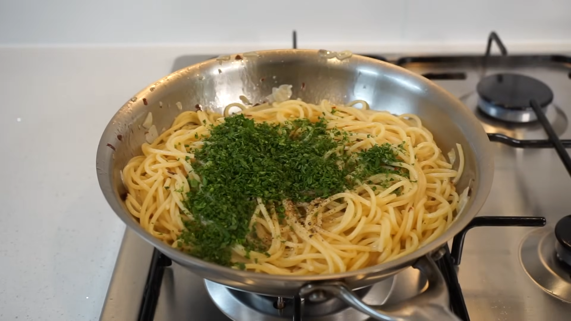 Pasta with Garlic and Olive Oil (Pasta Aglio e Olio) - Sprig and Flours