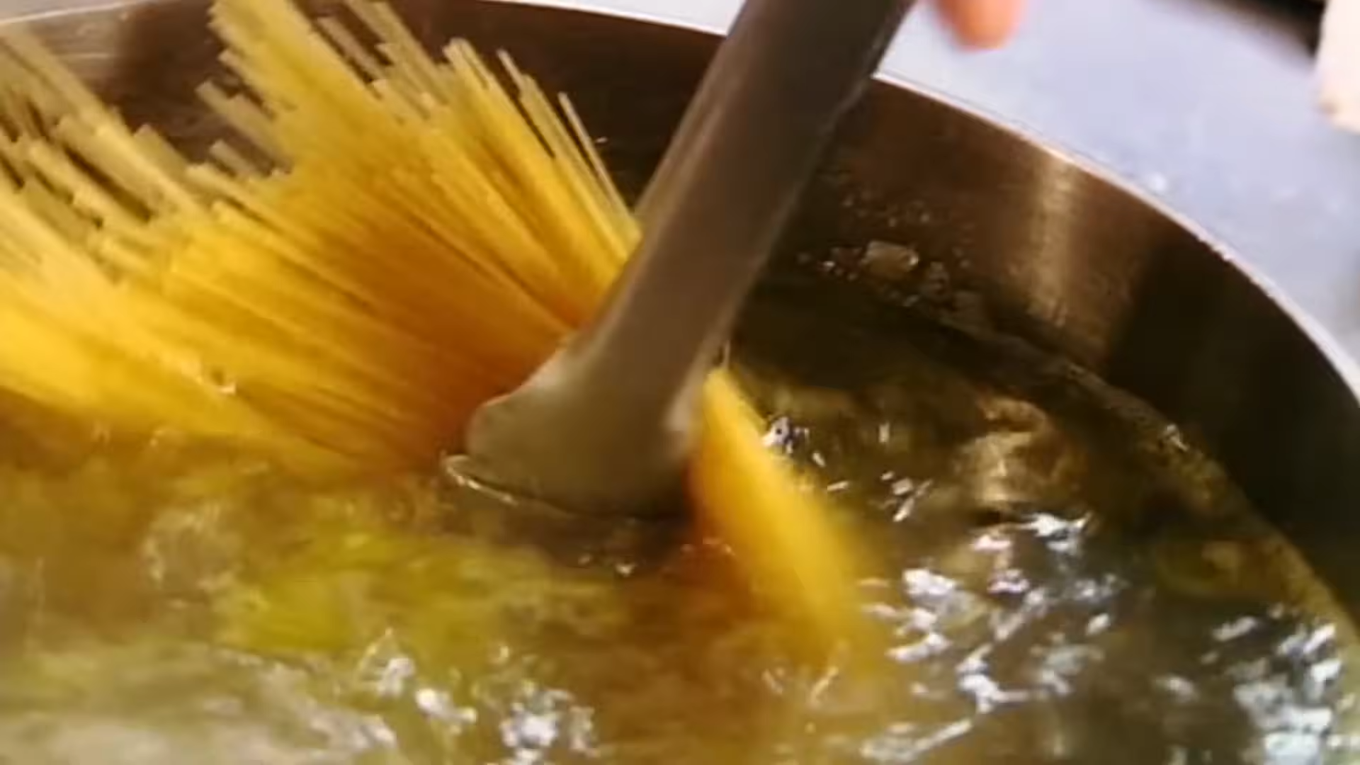 Peruvian Spaghetti (Tallarin Saltado) - Authentic Recipe - Sprig and Flours